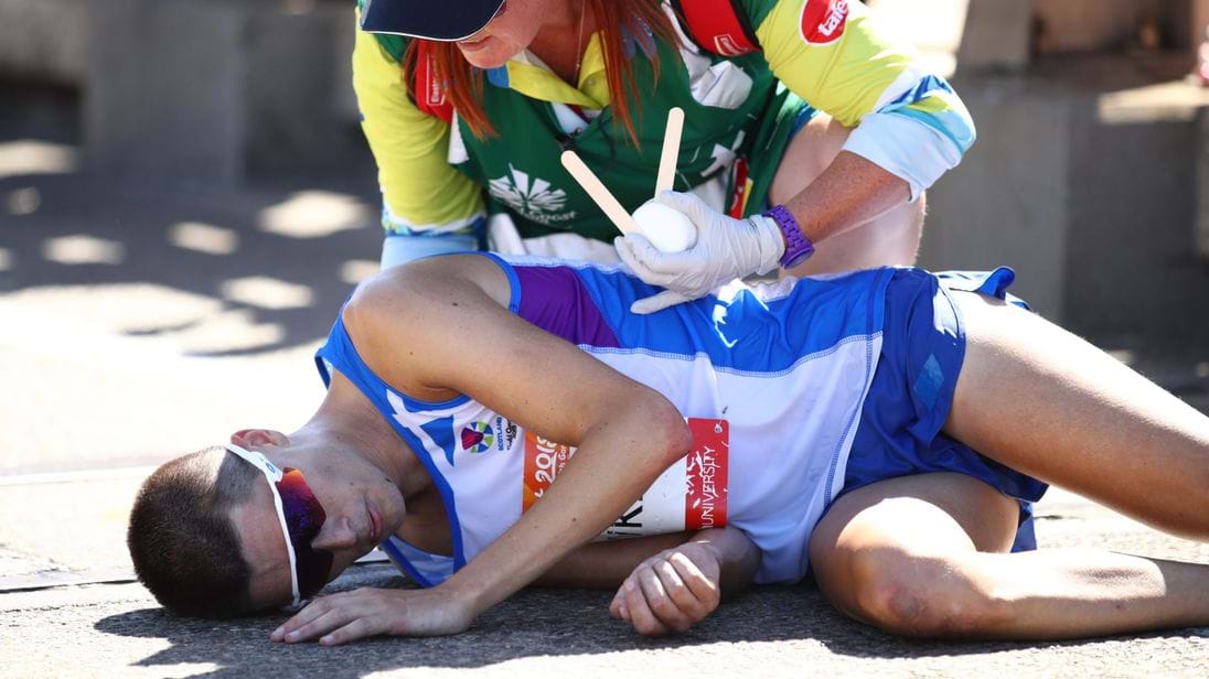 When is it safe to resume training after suffering heat stroke?